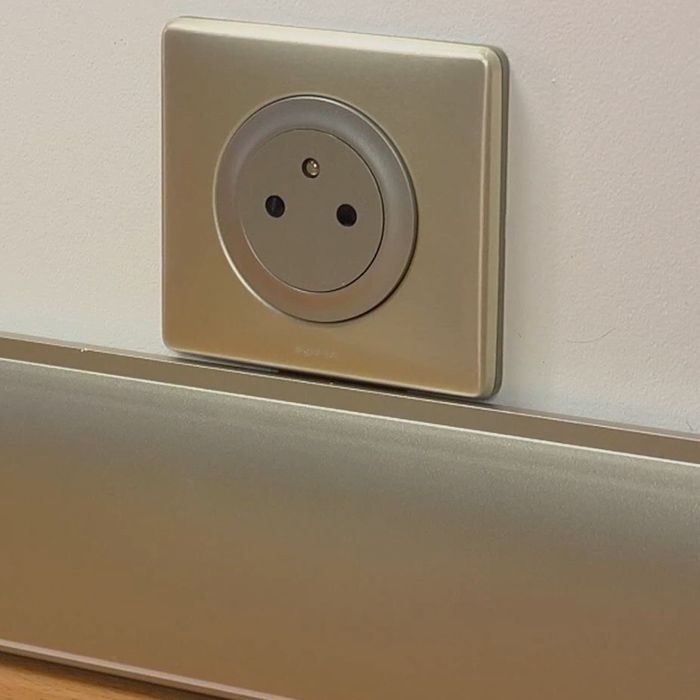 Installer une plinthe électrique avec une prise encastrée - Espace ...